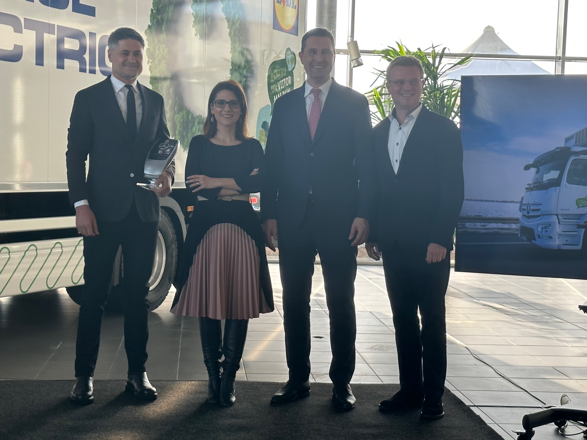 Mercedes-Benz Truck & Bus România livrează primul camion electric ...